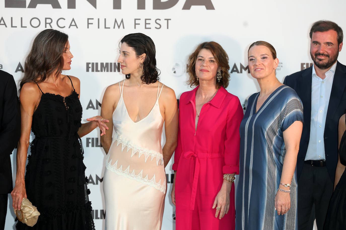 La reina Letizia sorprende con un vestido negro en el festival de cine Atlàntida de Palma de ...